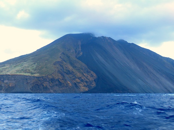 Stromboli, the hidden giant