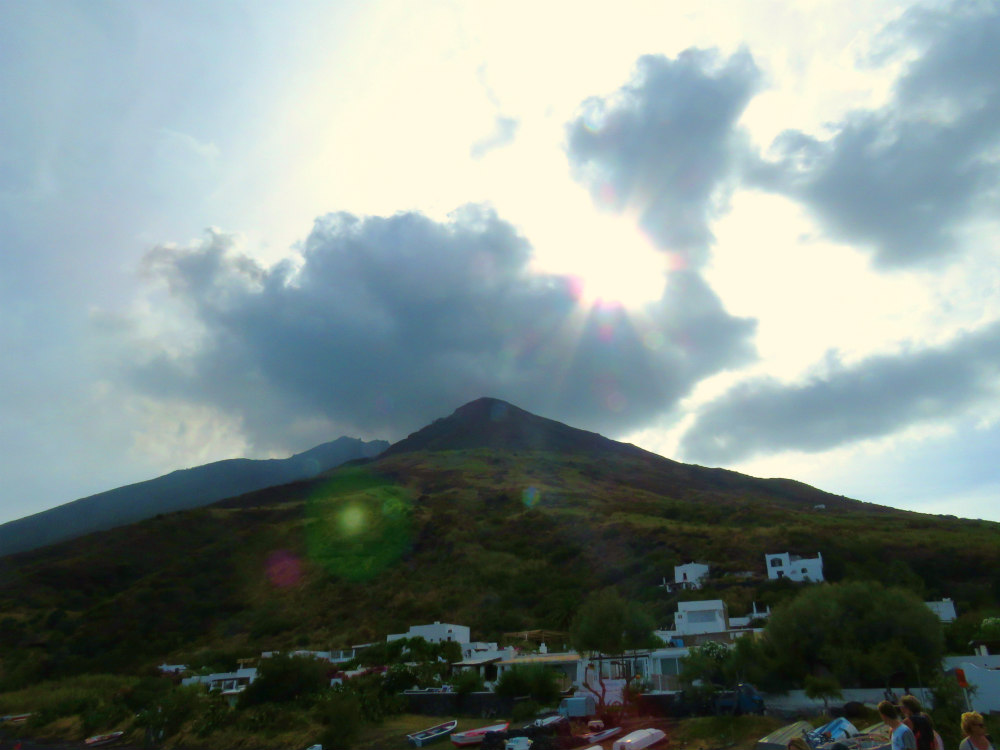 Three things you should “do and do not” in Stromboli
