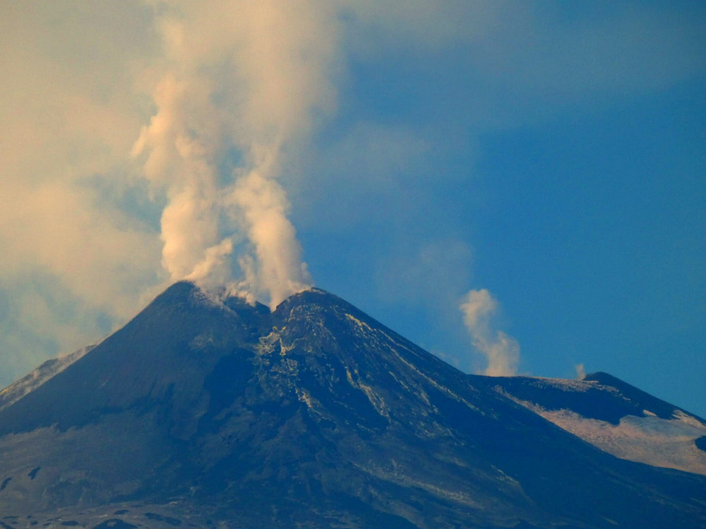 Etna Eruption 2025: a brand new lava flow