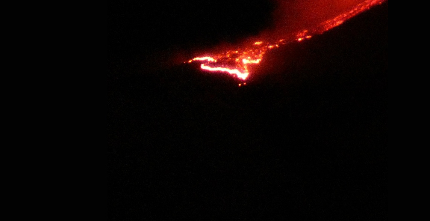 Etna: lava from the "New Year's Fissure" advances